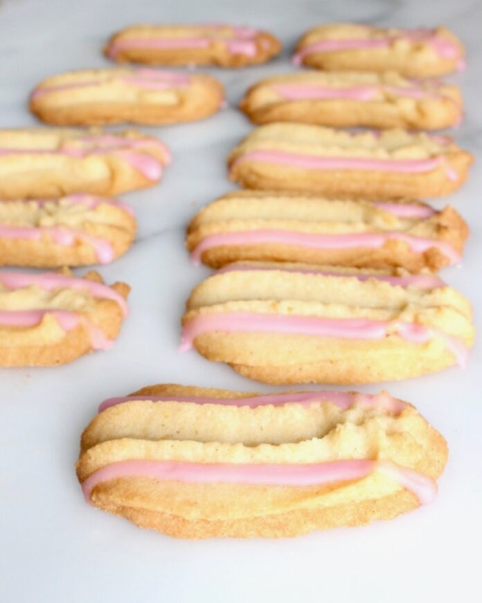 Sprits koekjes met glazuur en een roze streep - PaTESSerie.com